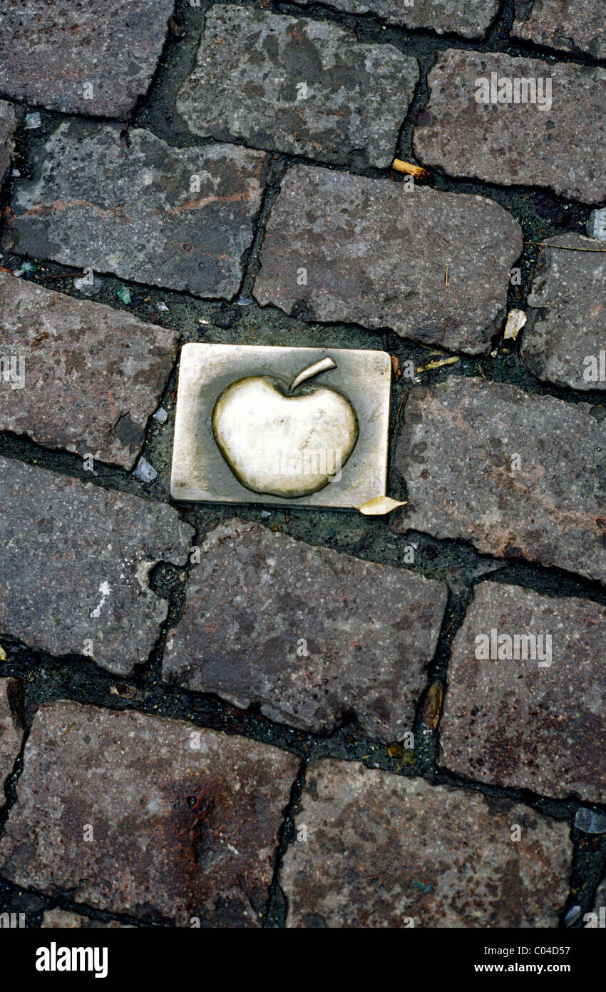 Metal floor plaque hi-res stock photography and images - Alamy