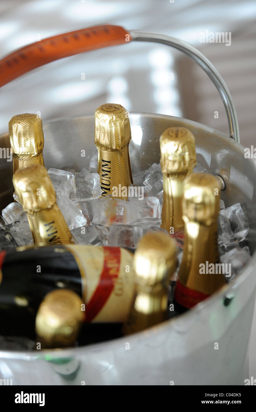 Champagne mumm hi-res stock photography and images - Alamy