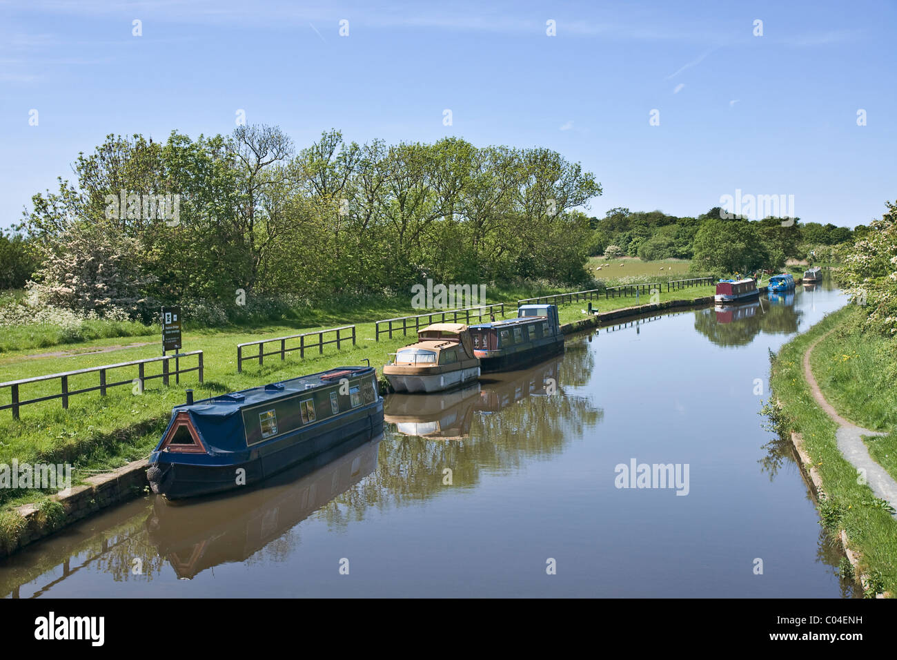 Leeds liverpool canal hi-res stock photography and images - Alamy