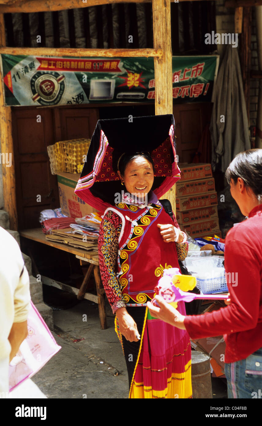 A colorful Yi woman Stock Photo - Alamy