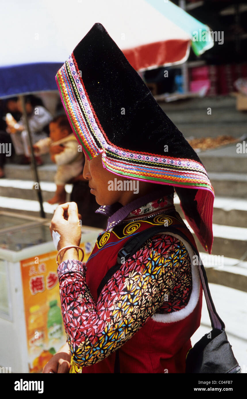 A colorful Yi woman Stock Photo - Alamy