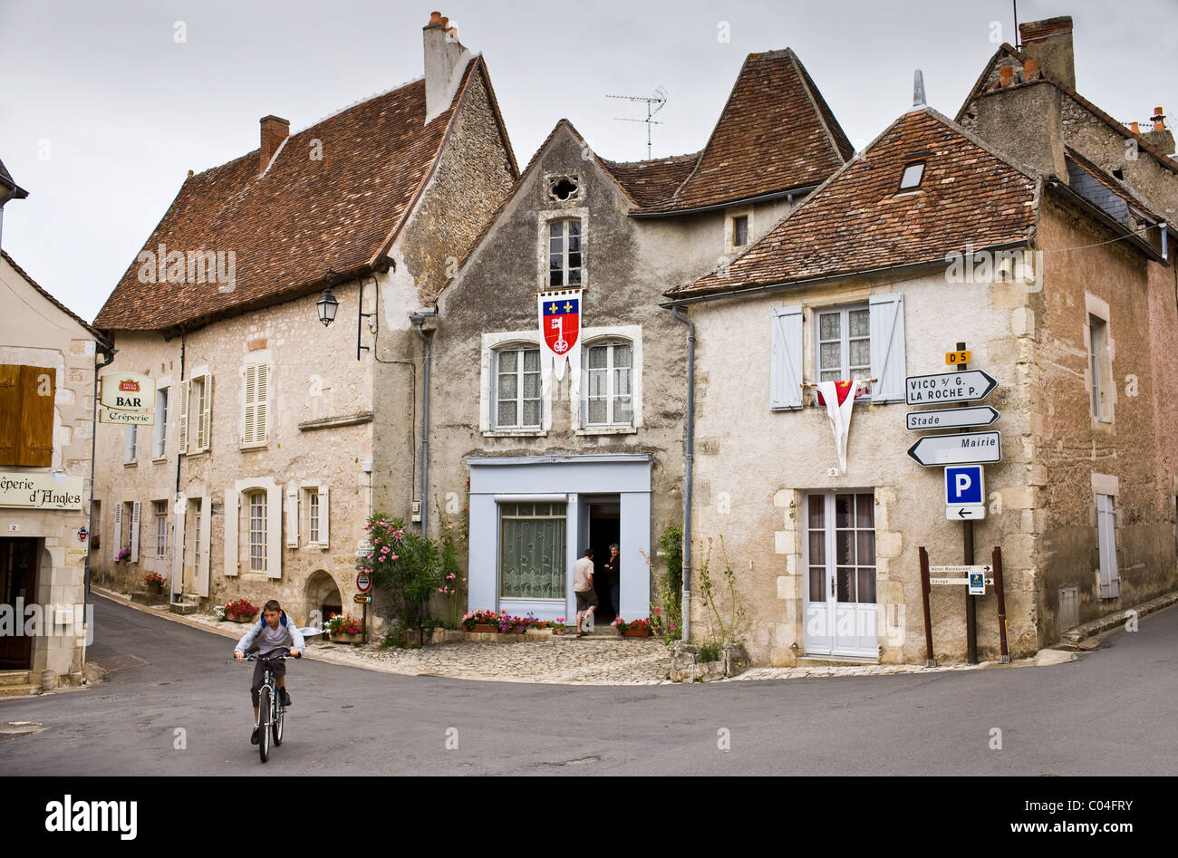 French village street scene hi-res stock photography and images - Alamy