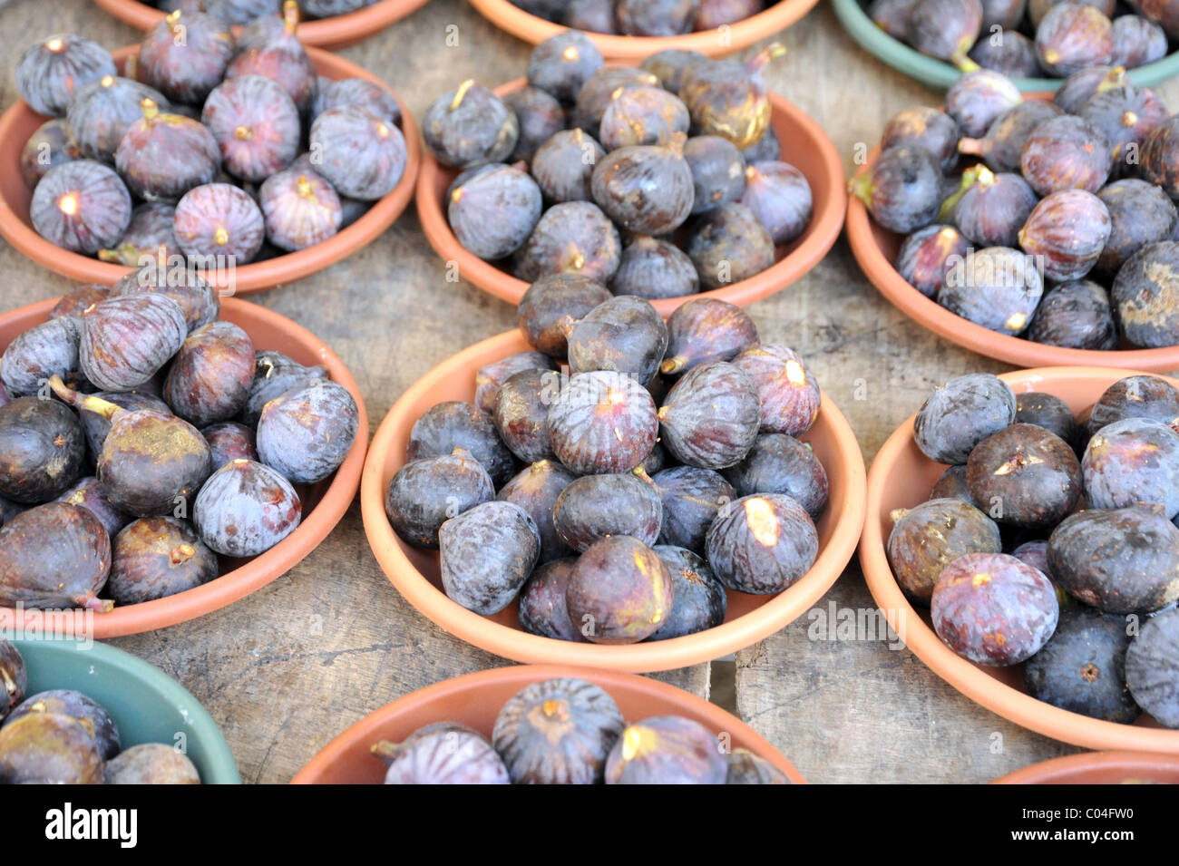 Fresh figs for sale - Street market in France Stock Photo - Alamy