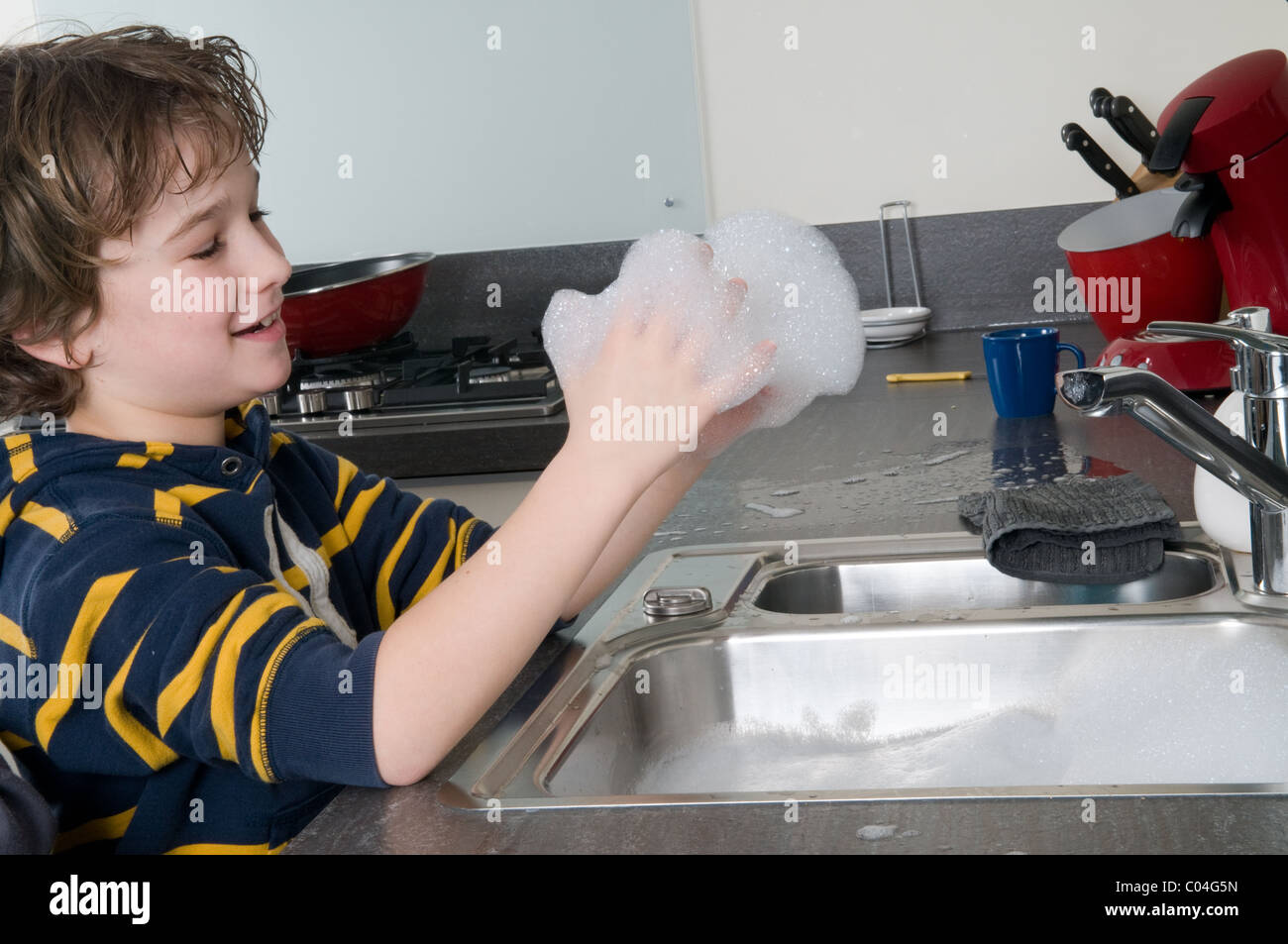 Boy doing dishes hi-res stock photography and images - Alamy