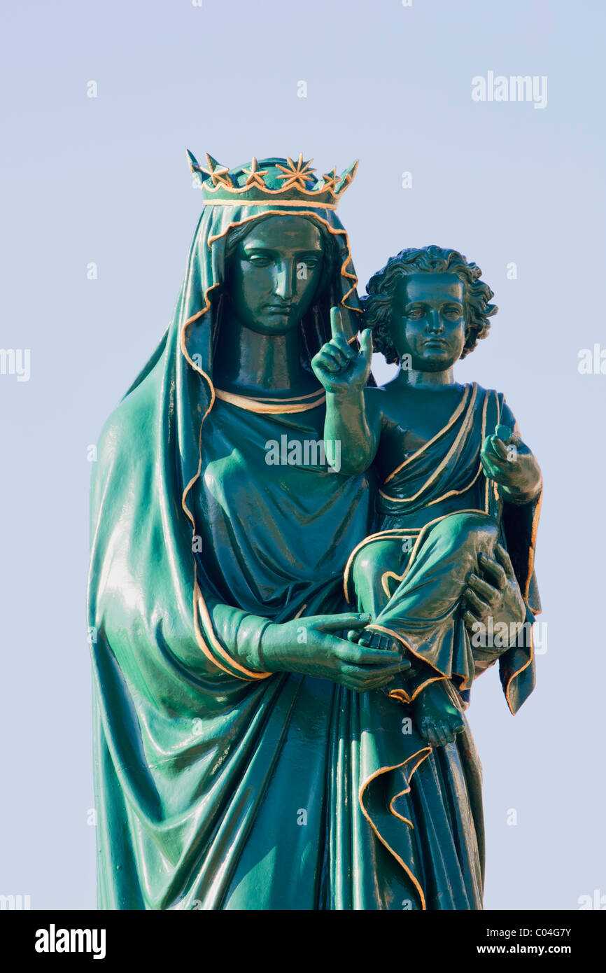 Virgin mary child jesus statue hi-res stock photography and images - Alamy