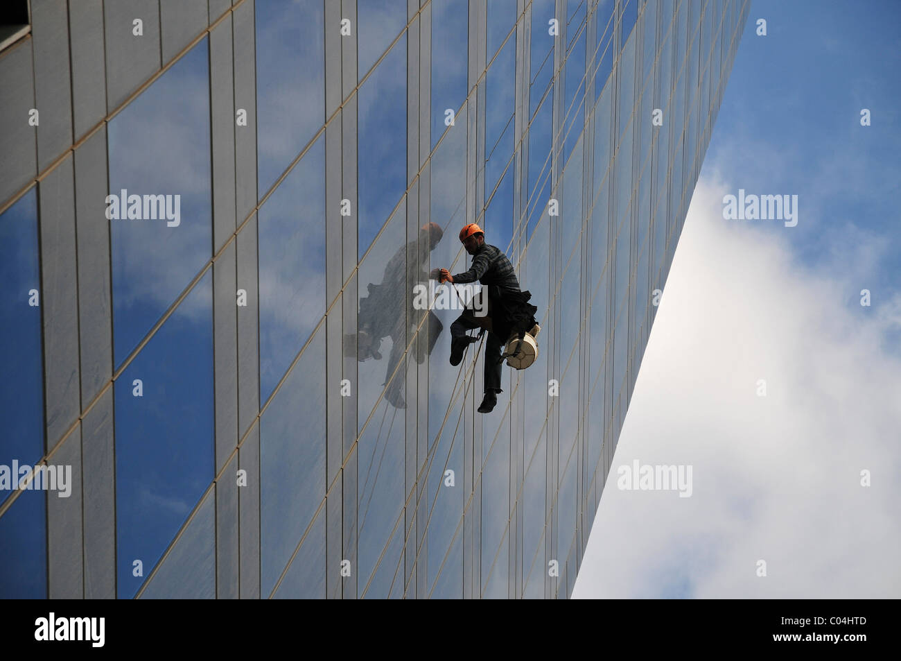 Rappelling window cleaner skyscraper hi-res stock photography and ...