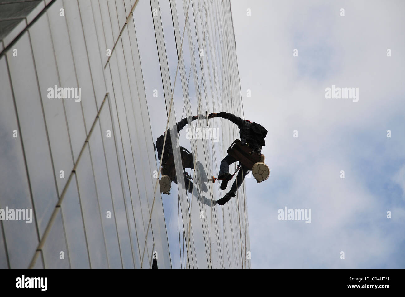 Rappelling window cleaner skyscraper hi-res stock photography and ...