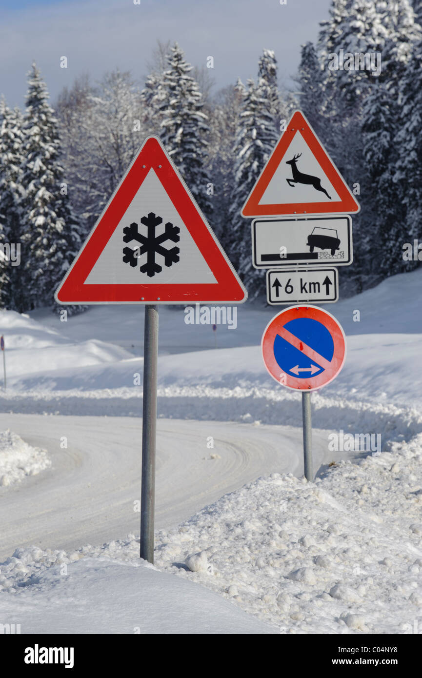 Icy road warning sign hi-res stock photography and images - Alamy