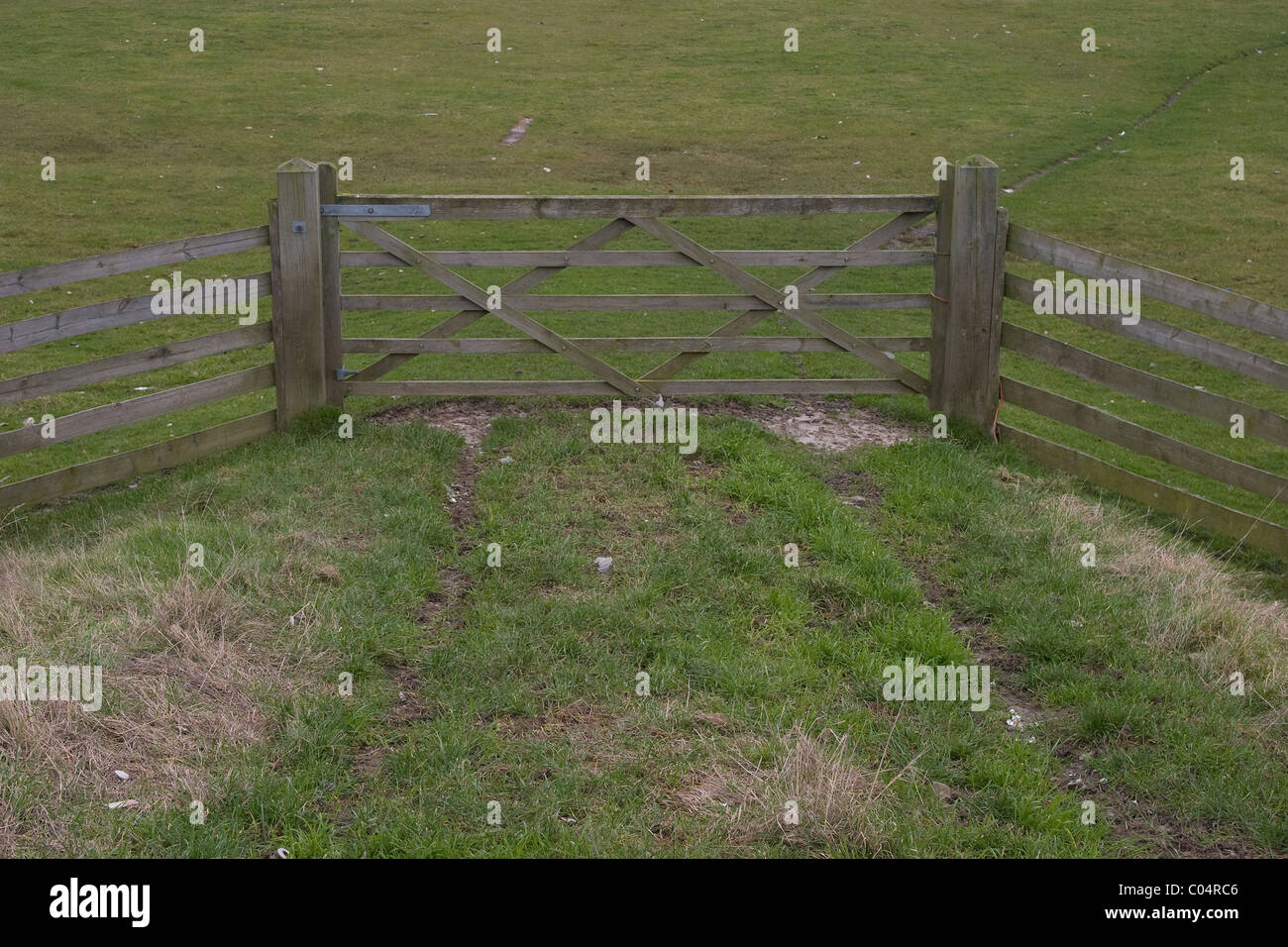 Wooden gate grass hi-res stock photography and images - Alamy