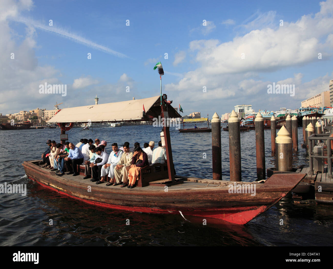 Dubai abra boat hi-res stock photography and images - Alamy