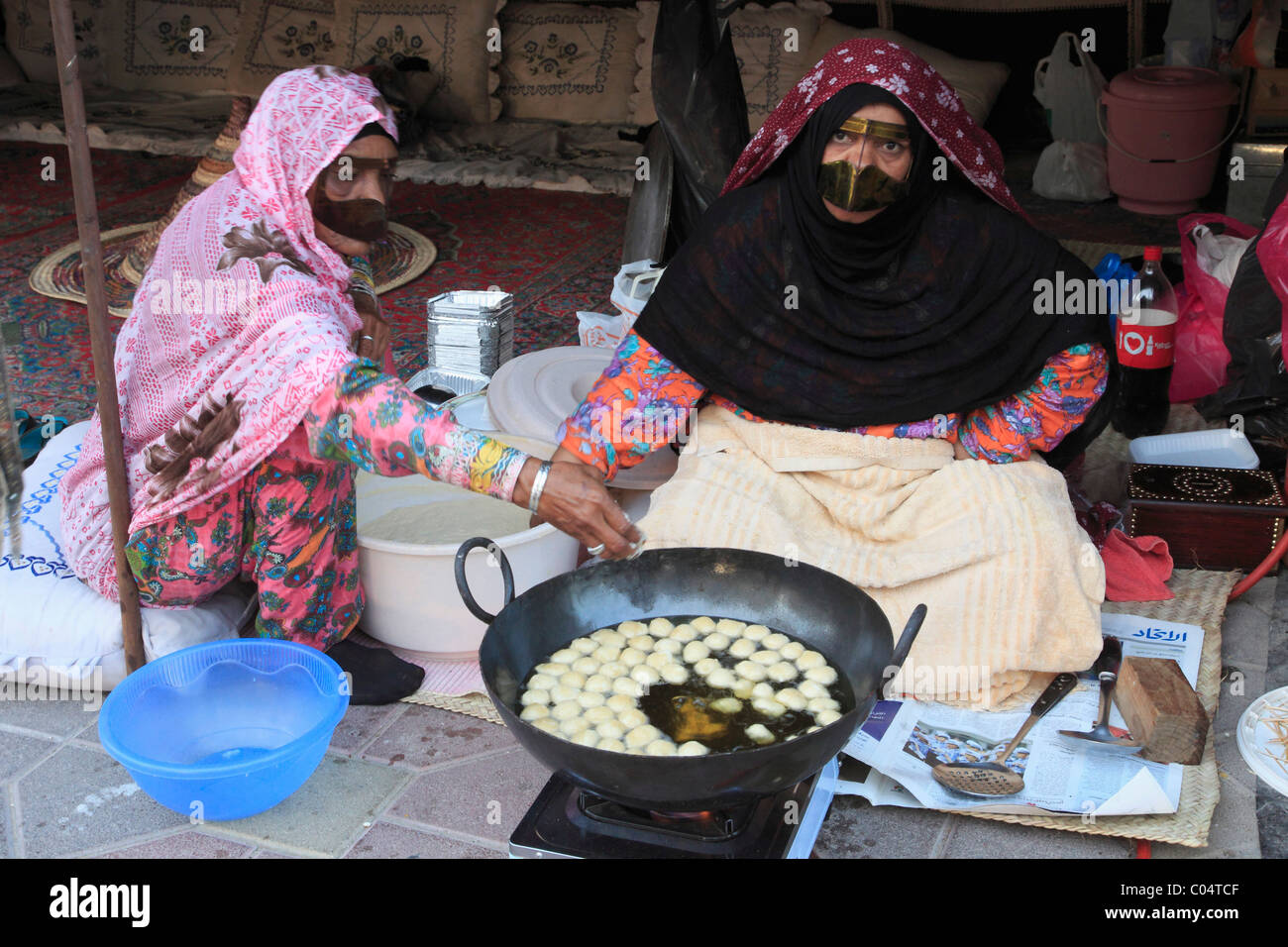 Dubai women hi-res stock photography and images - Alamy