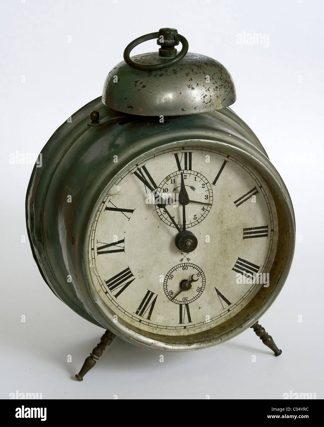 Old fashioned metal alarm clock hi-res stock photography and images - Alamy