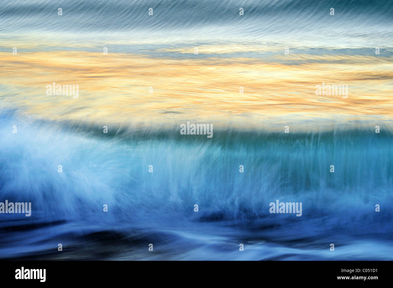 Breaking waves sea hi-res stock photography and images - Alamy