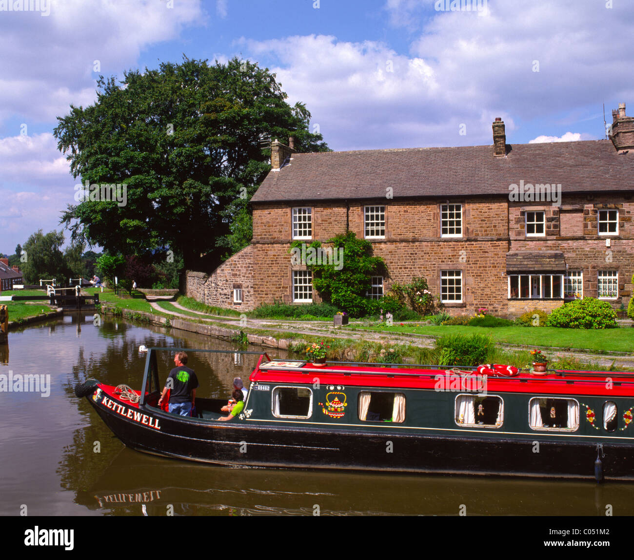 England, cheshire, marple, canal boats and pretty cottages Stock Photo ...