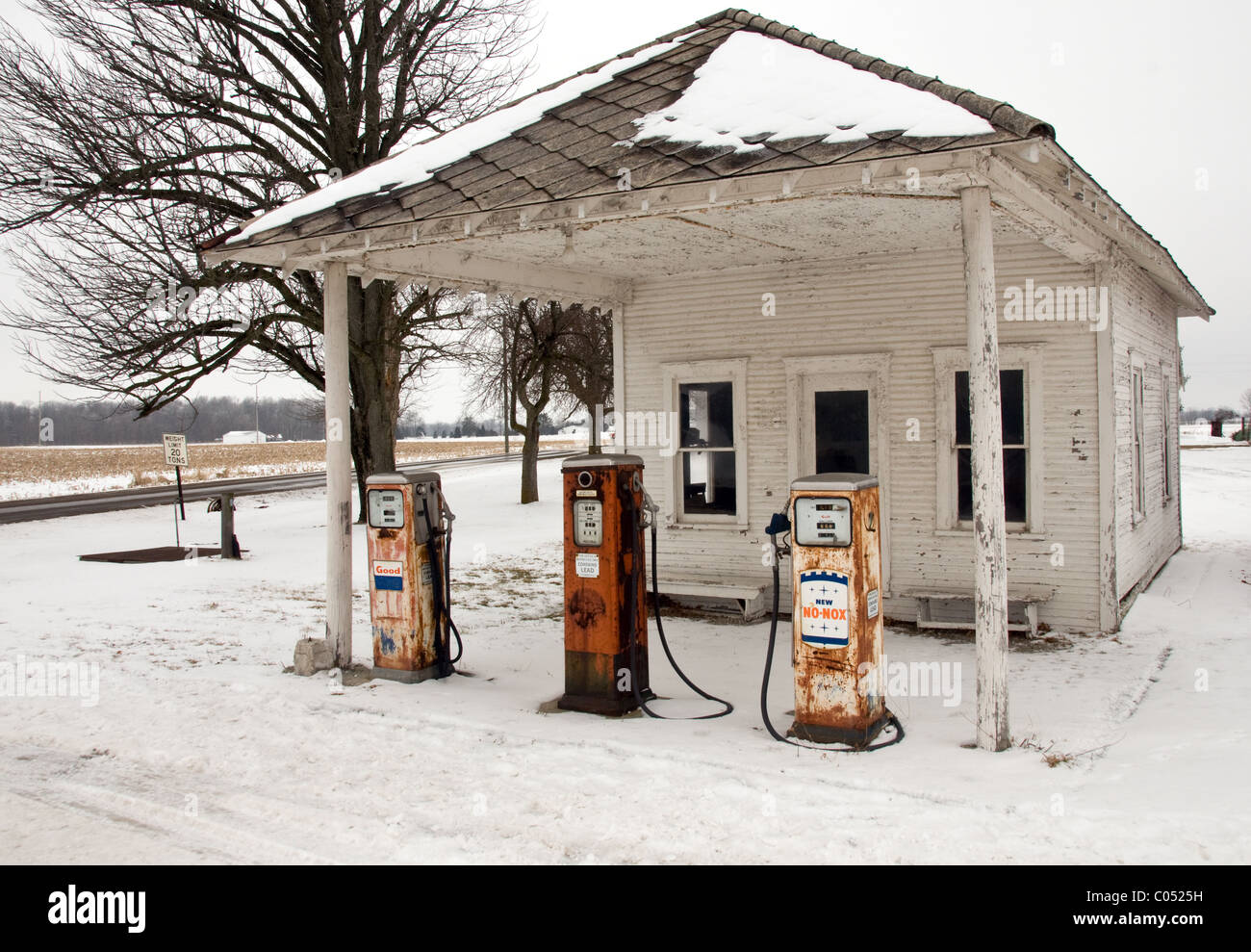 Old gas station hi-res stock photography and images - Alamy