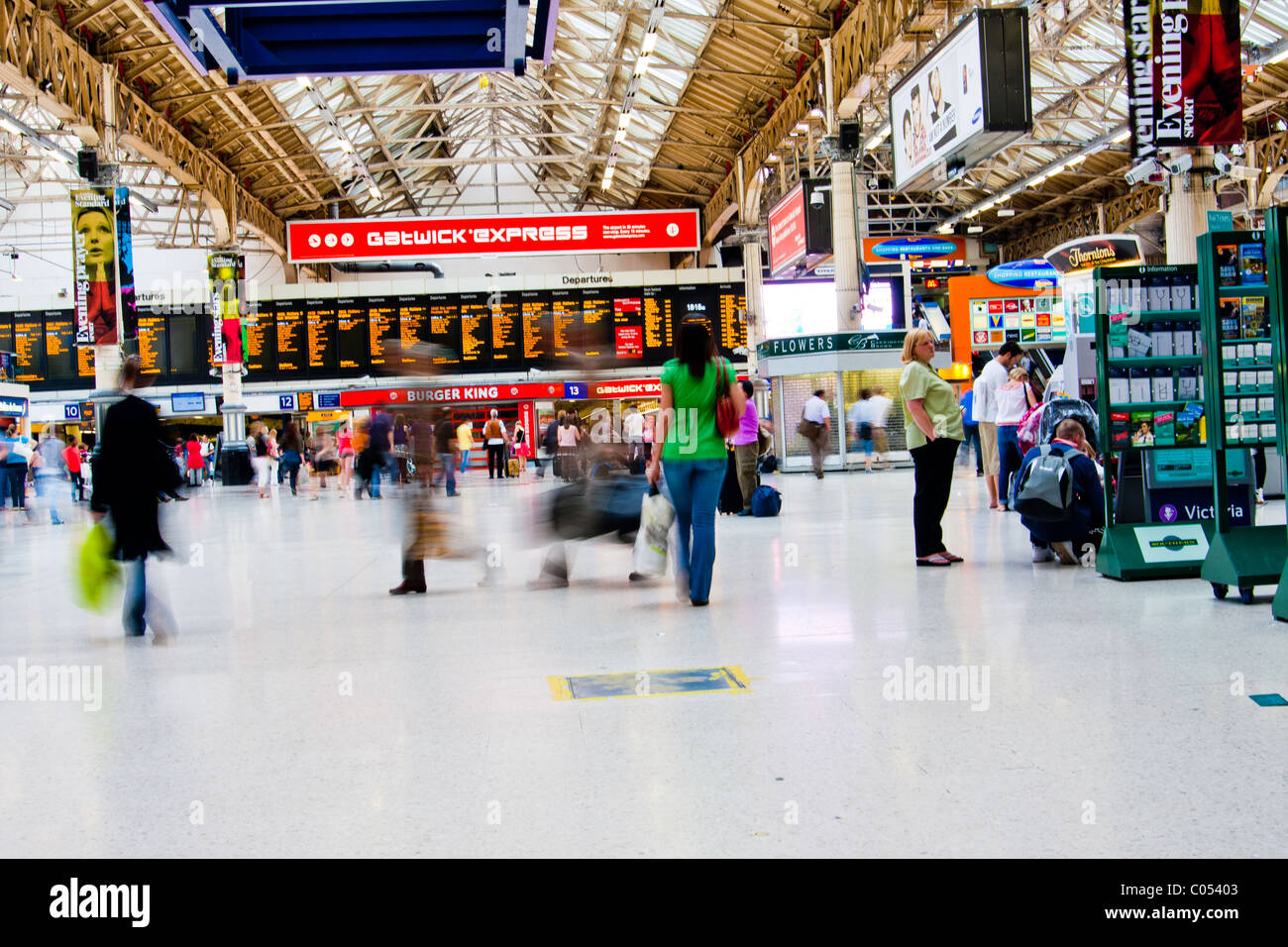 Victoria rail station london hi-res stock photography and images - Alamy