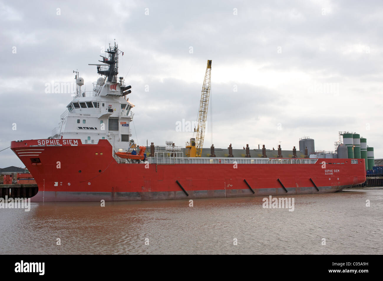 Oil rig supply ship hi-res stock photography and images - Alamy