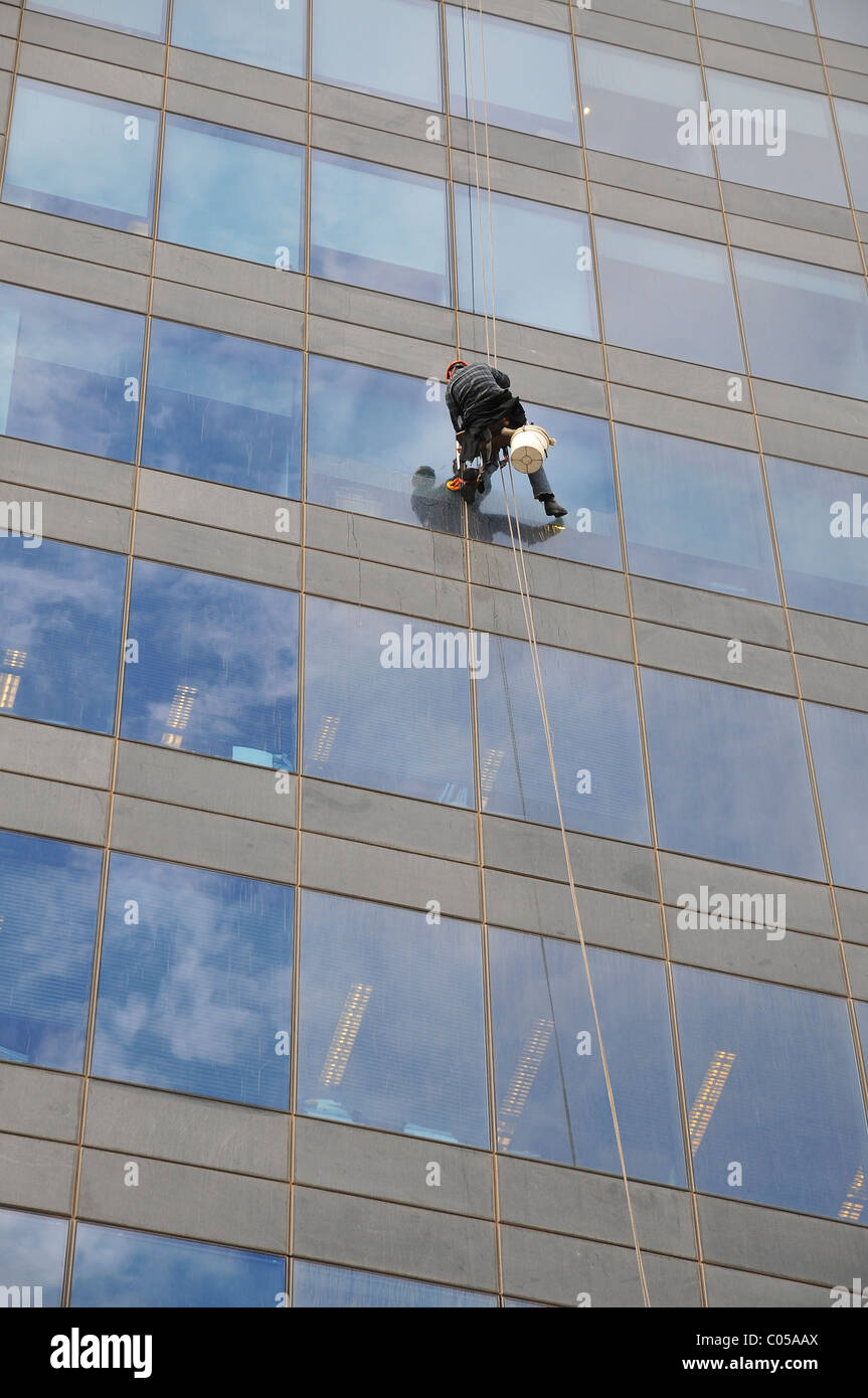 Rappeling skyscraper hi-res stock photography and images - Alamy