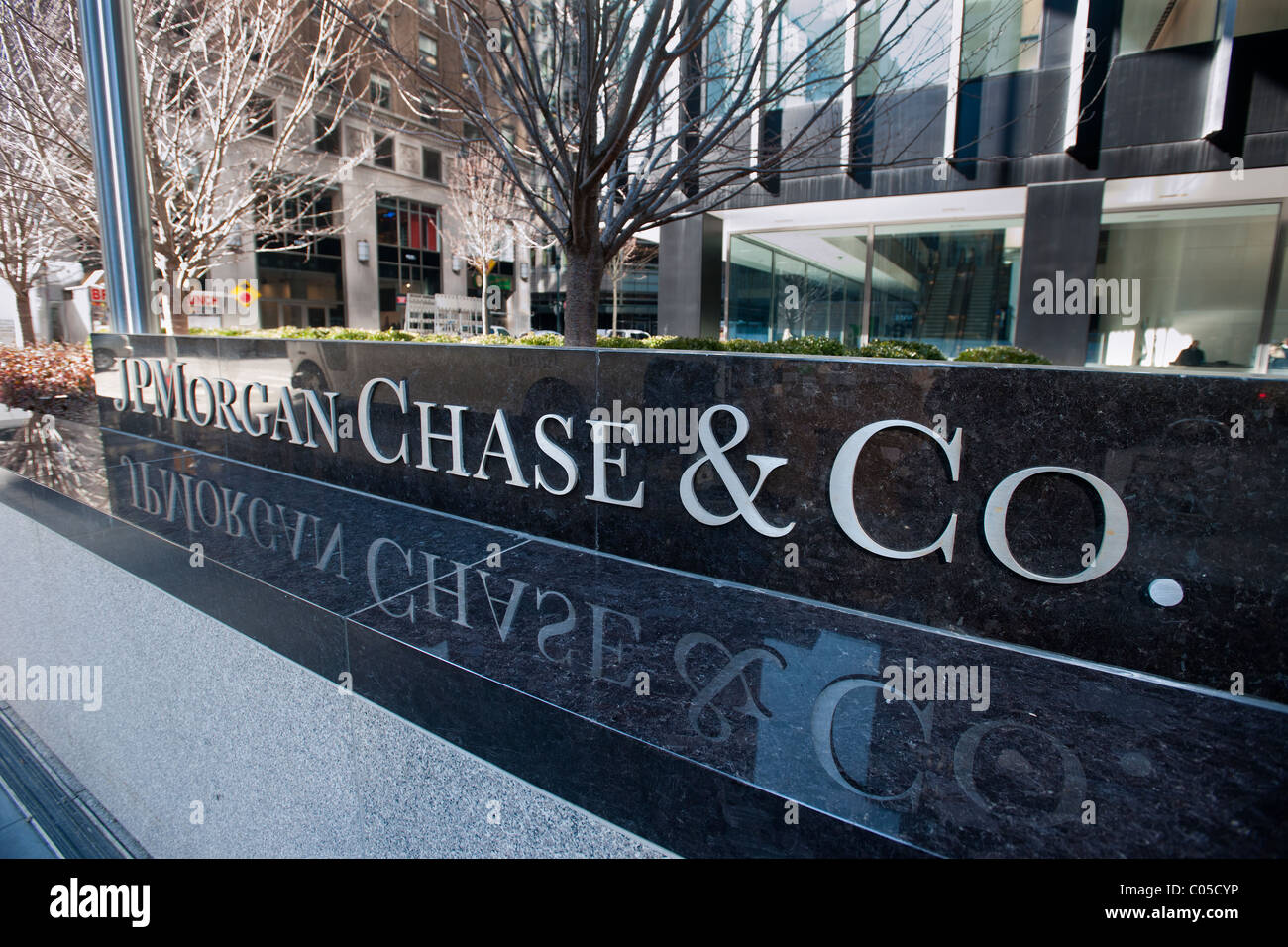 The JPMorgan Chase headquarters on Park Avenue in New York Stock Photo ...