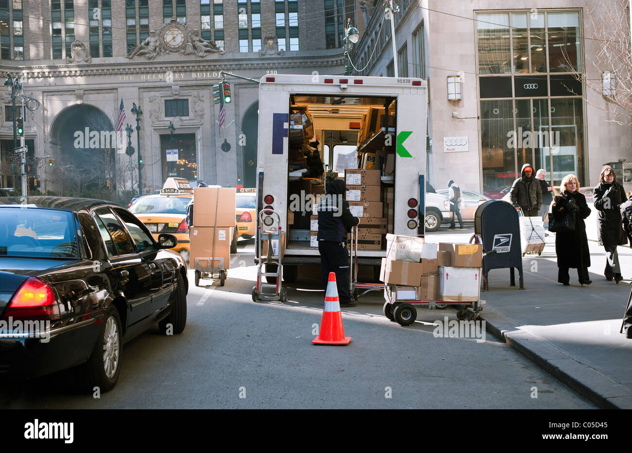 Fedex delivery man hi-res stock photography and images - Alamy