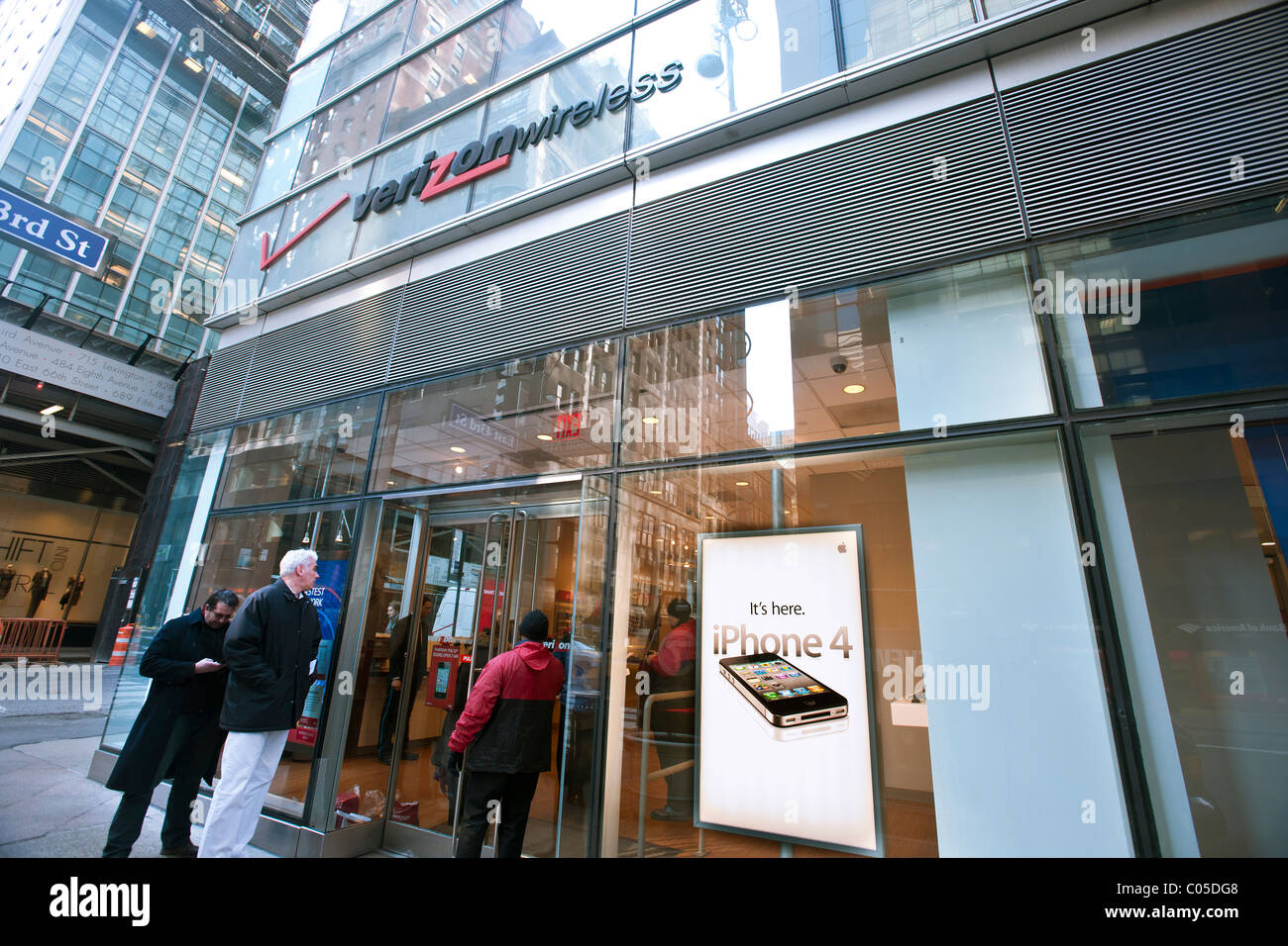 A line outside a Verizon Wireless store in New York Stock Photo - Alamy