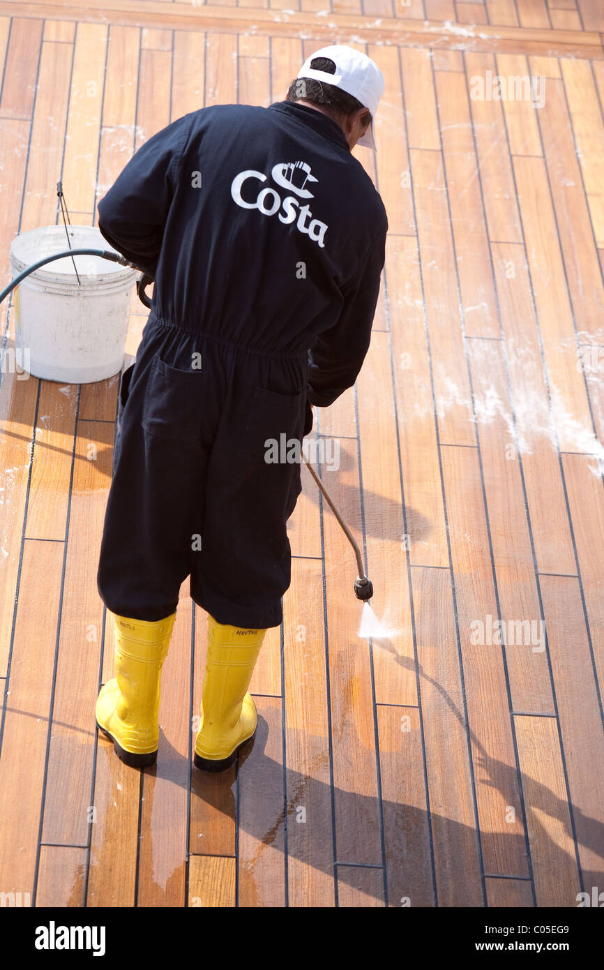 Ship cleaning jet water hi-res stock photography and images - Alamy