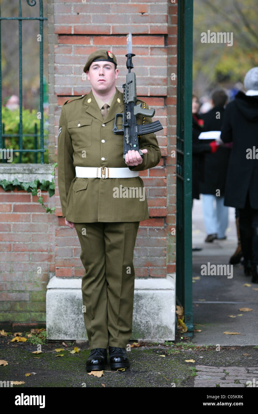 Soldier on guard at remembrance Sunday service Stock Photo - Alamy