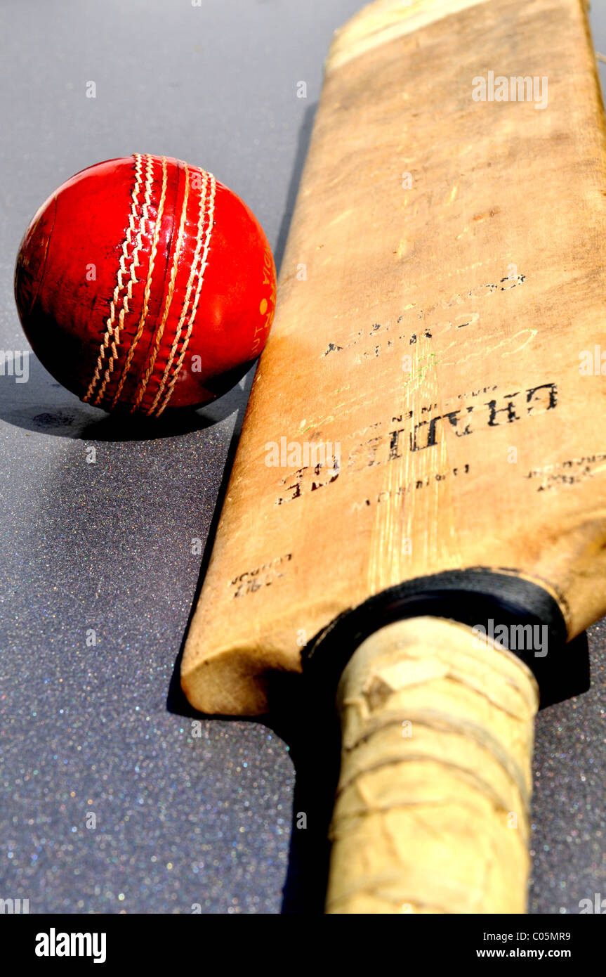Cricket bat and ball hi-res stock photography and images - Alamy