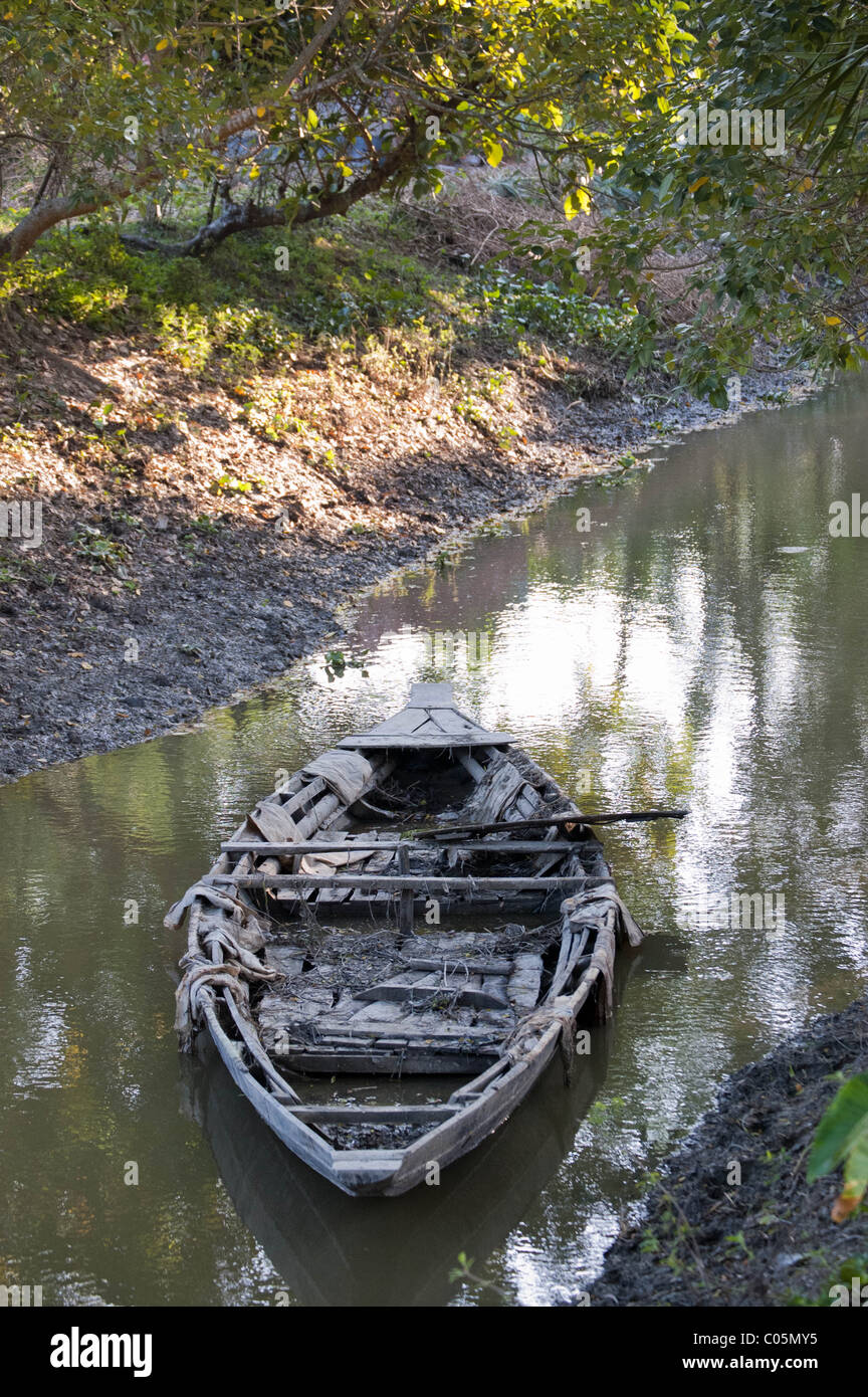 Bangladeshi small boat hi-res stock photography and images - Alamy