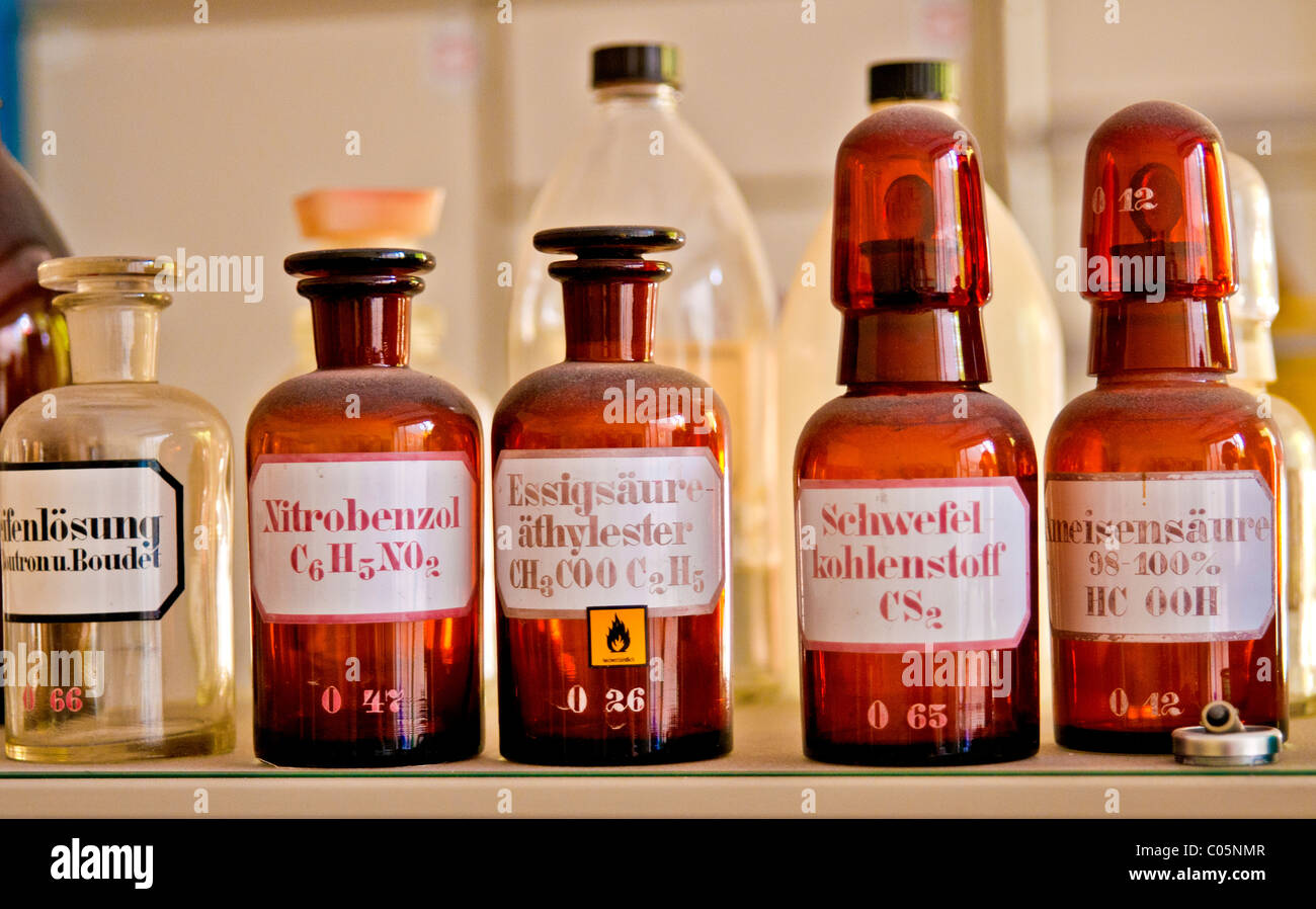 School science laboratory bottles chemicals hi-res stock photography ...