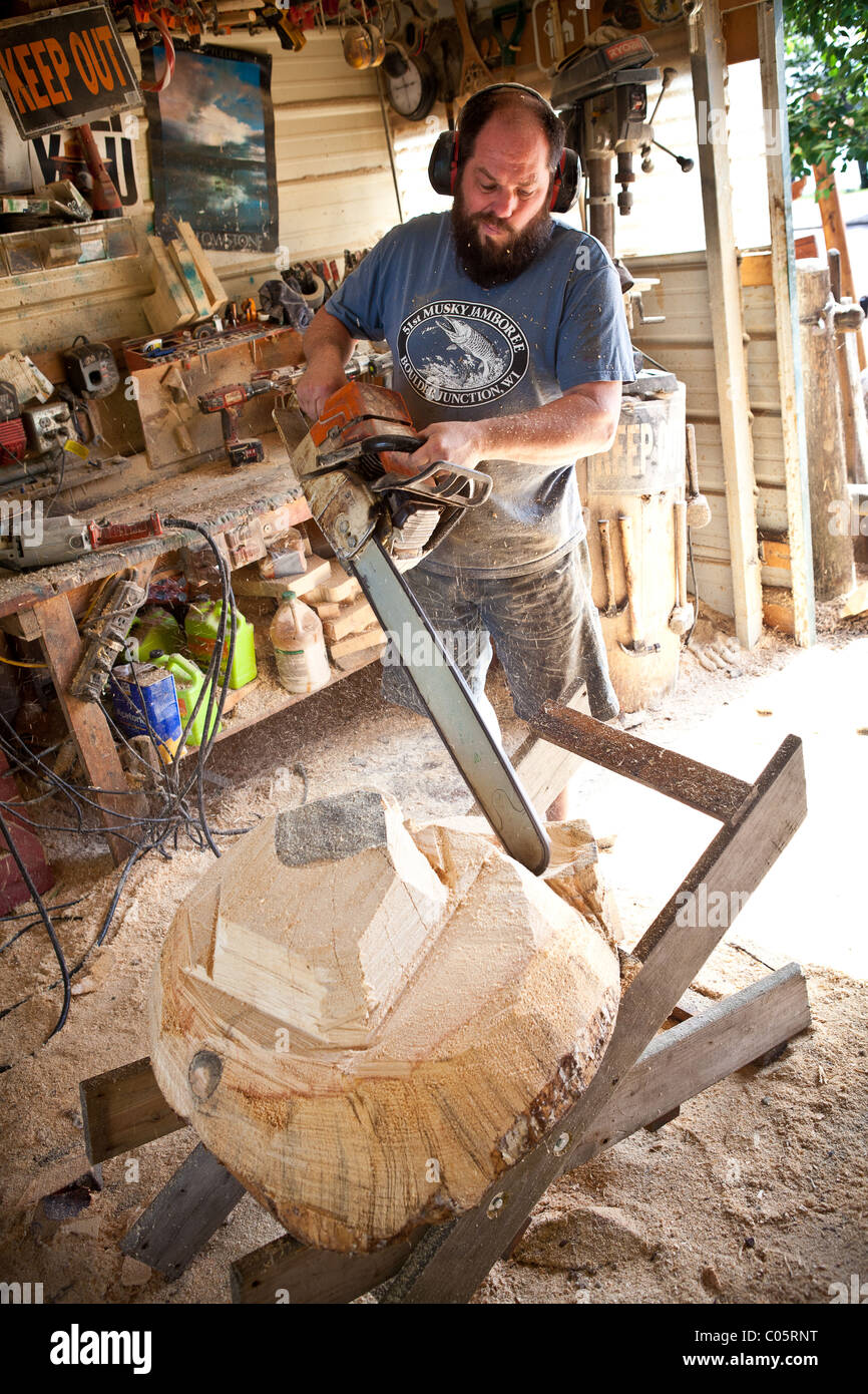 Chainsaw carving shop with bear statues in the Northwoods town of ...