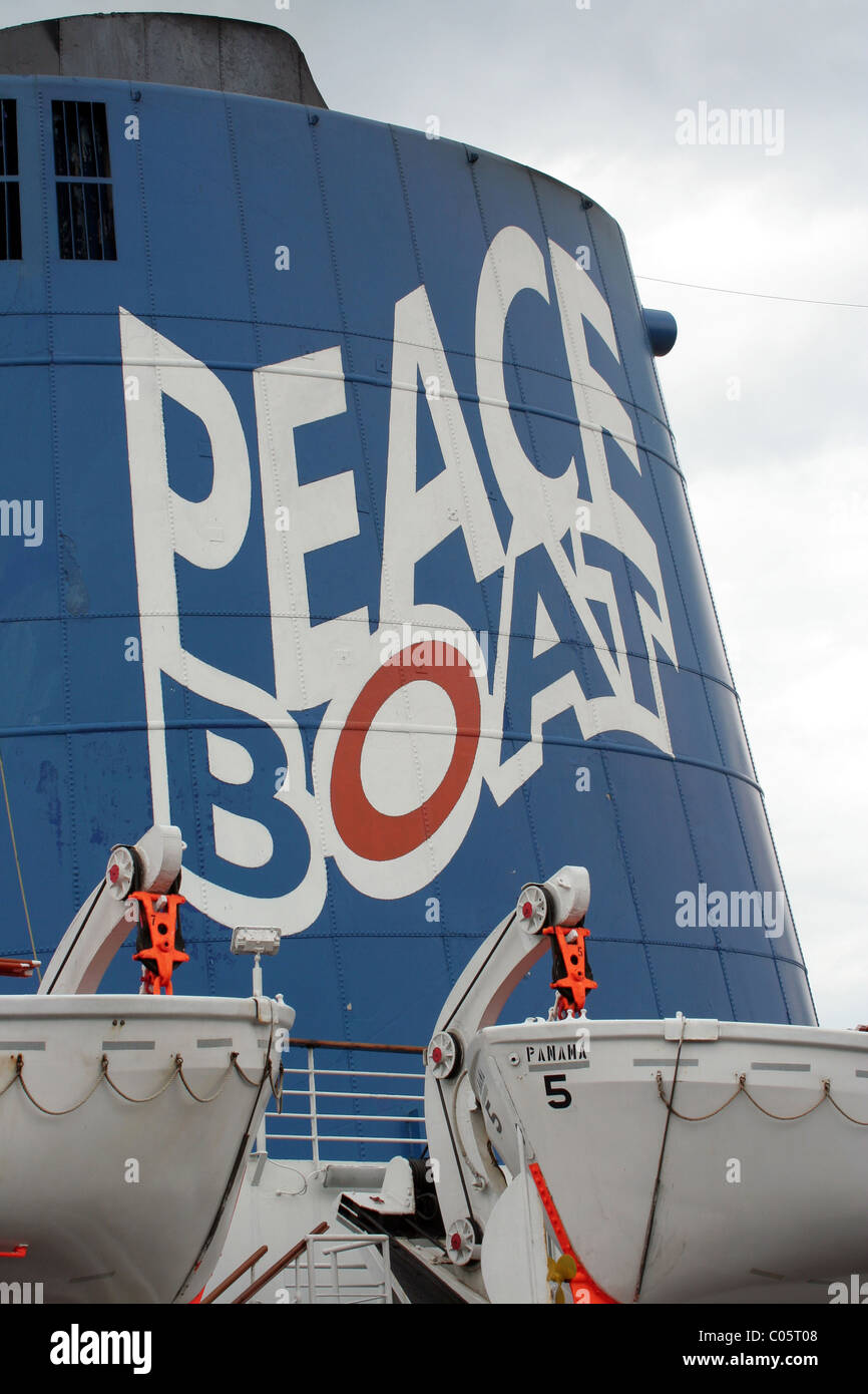 Ship ships funnel funnels hi-res stock photography and images - Alamy