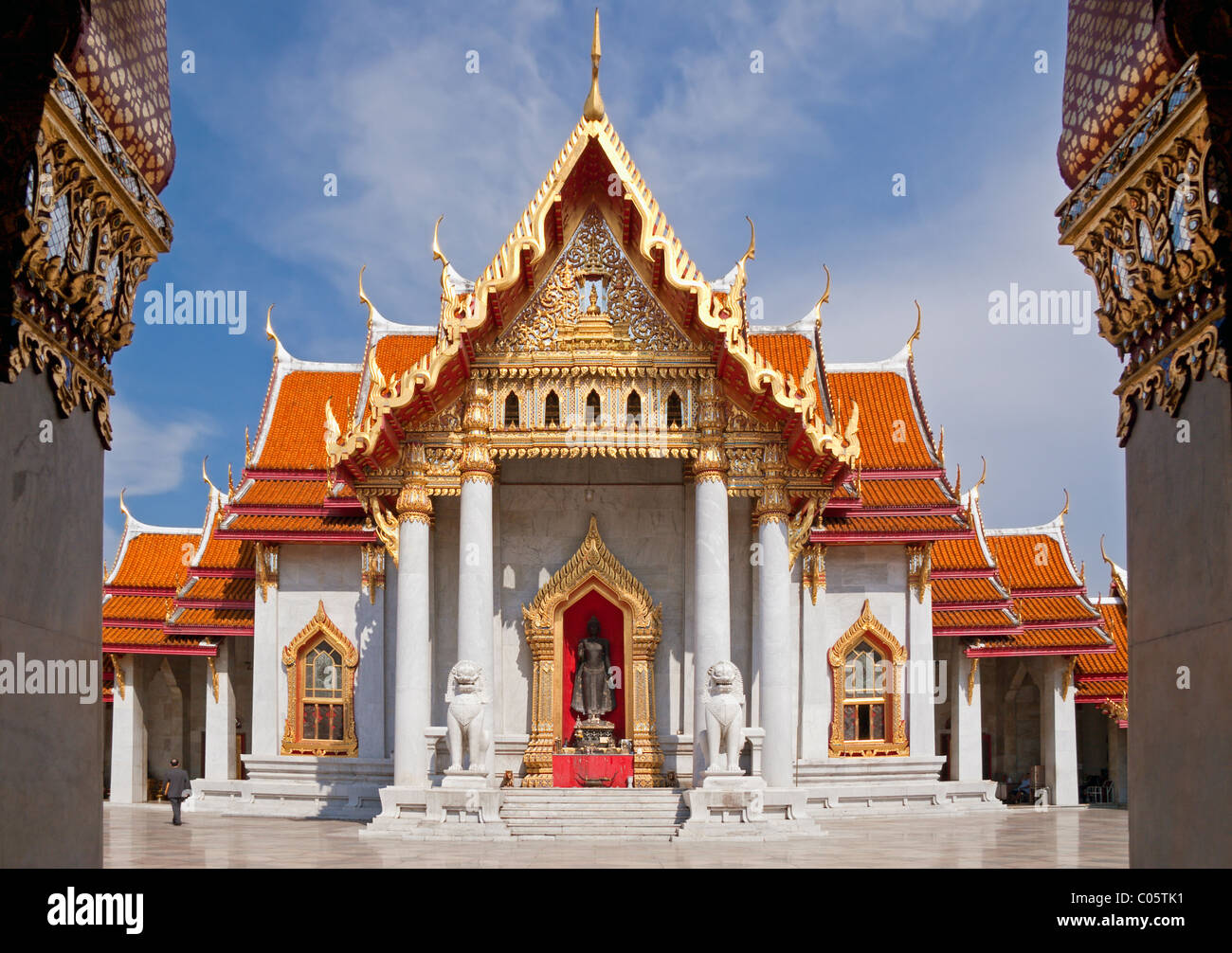 Wat benchamabophit ordination hall hi-res stock photography and images ...