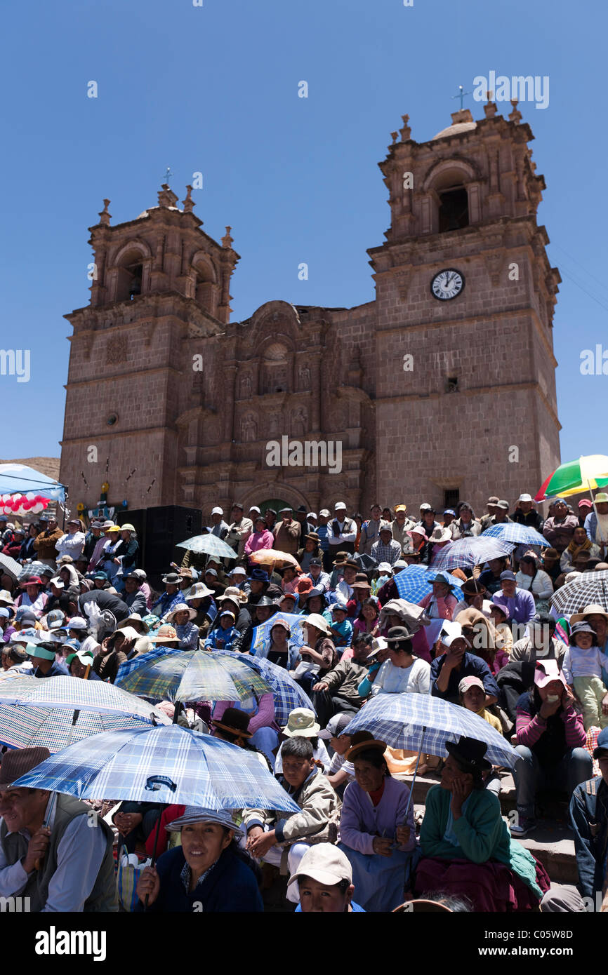 Large crowd people sitting shade hi-res stock photography and images ...