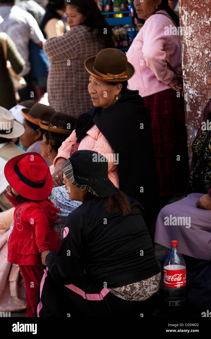 Crowd of people sitting in shade hi-res stock photography and images ...