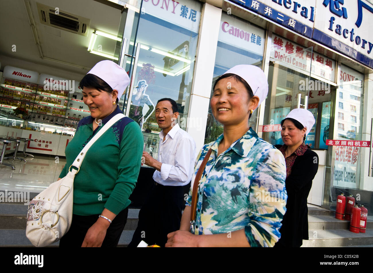 Chinese women wearing hats hi-res stock photography and images - Alamy