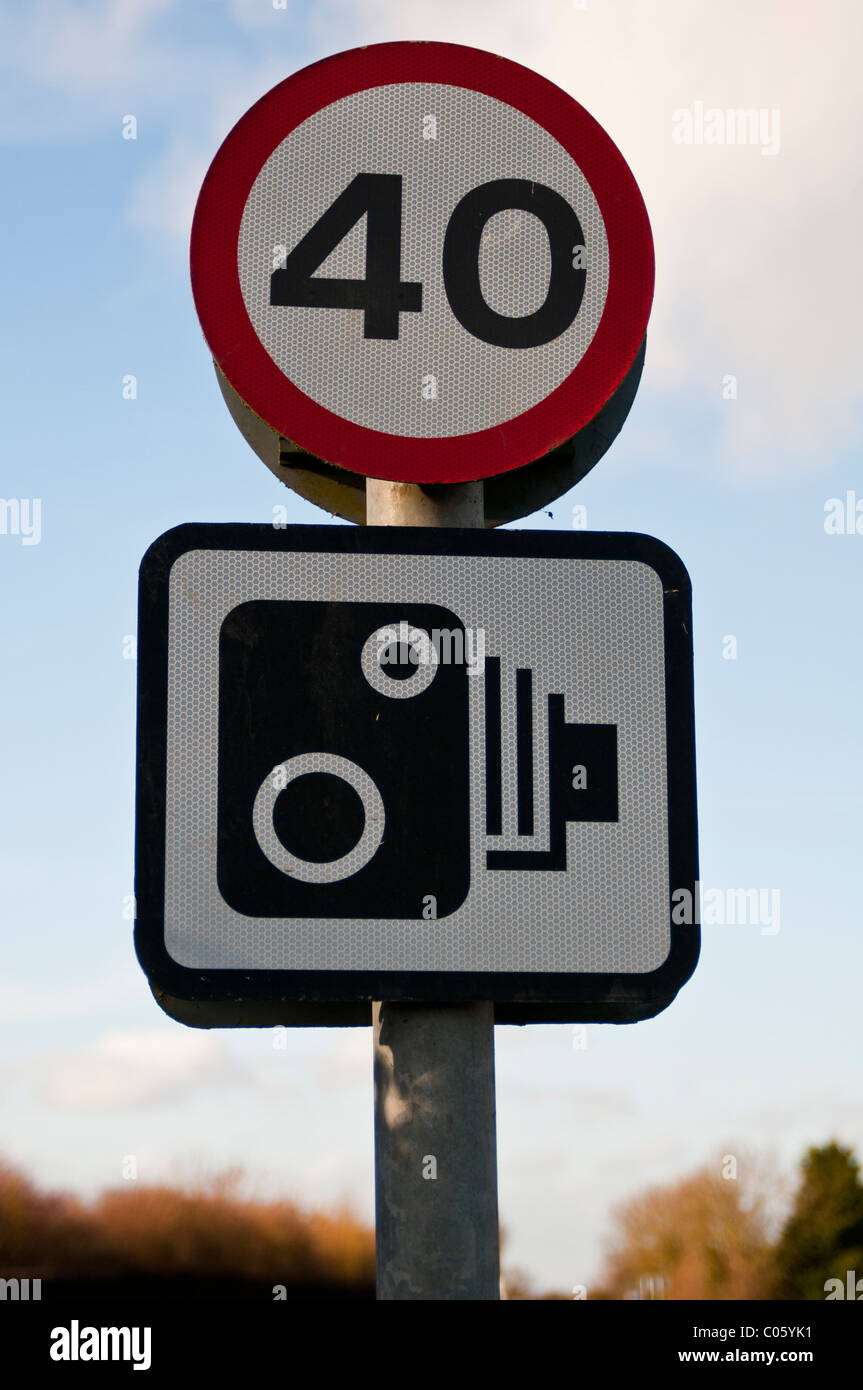 40 speed limit & speed camera warning sign Stock Photo - Alamy