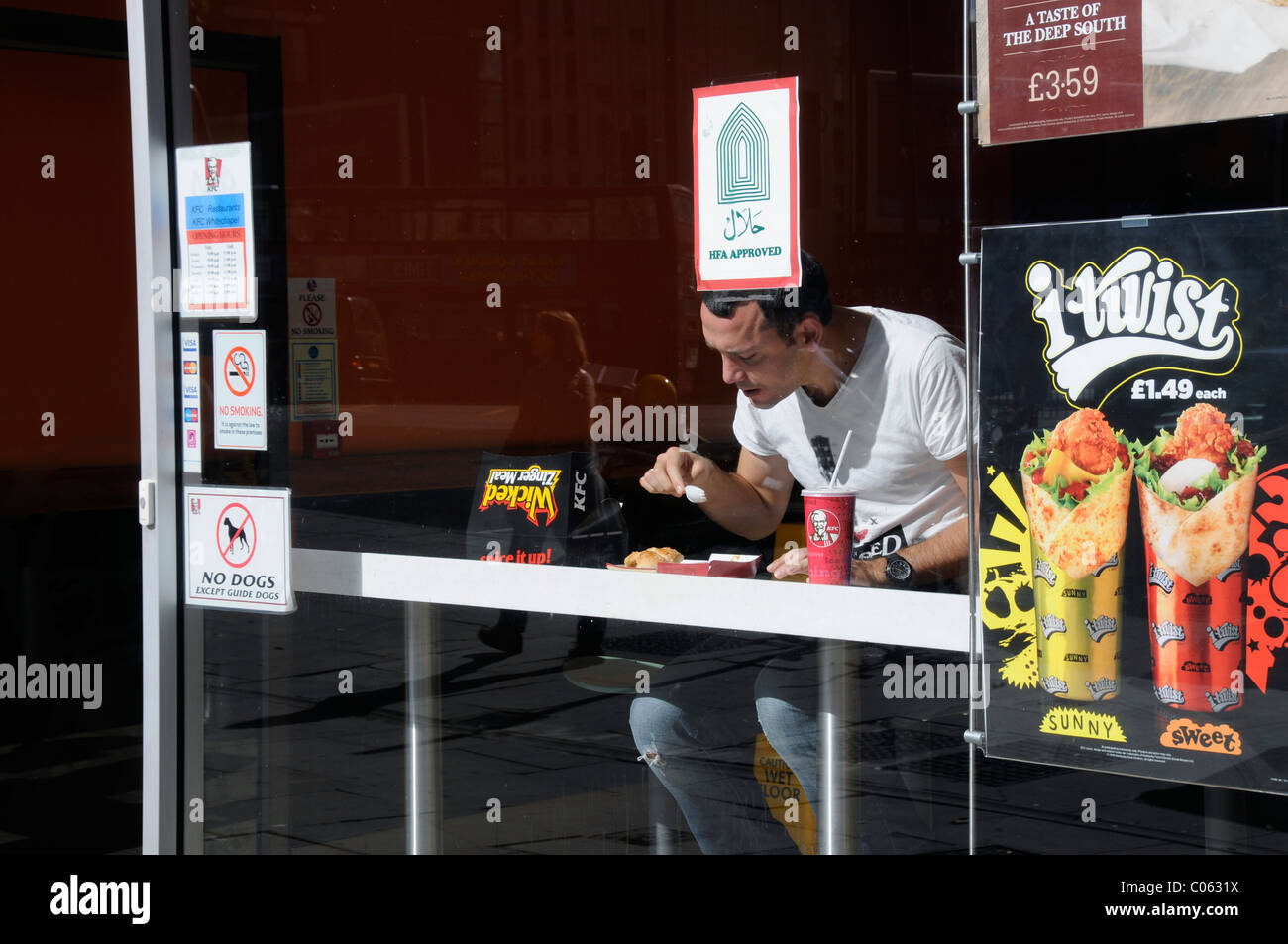 UK. MAN EATING AT FAST FOOD RESTAURANT IN LONDON Stock Photo - Alamy
