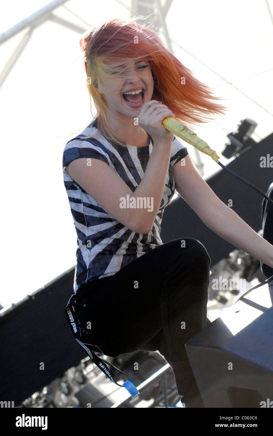 Hayley Williams Pink Hair Live