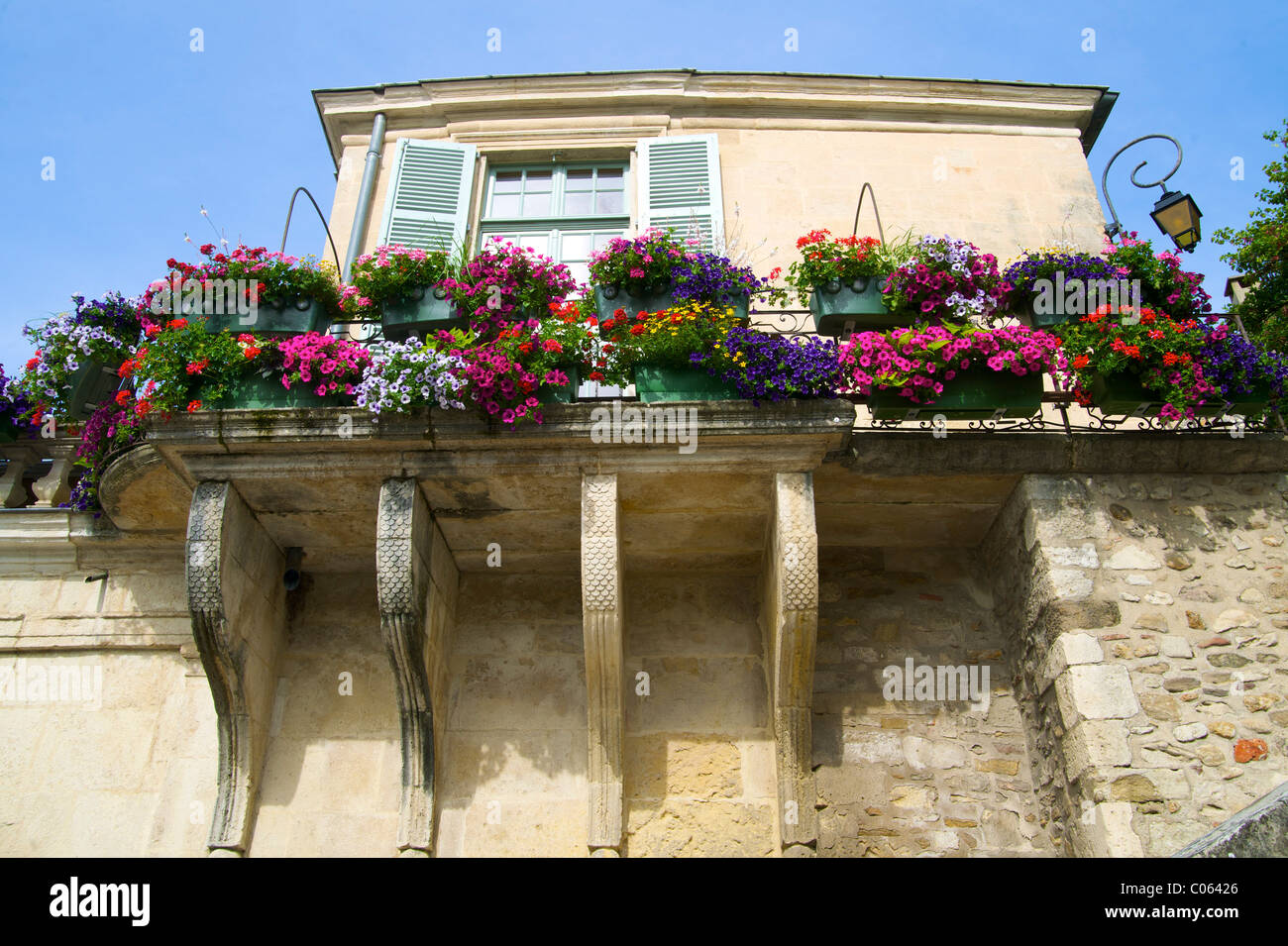 French balcony flowers hi-res stock photography and images - Alamy