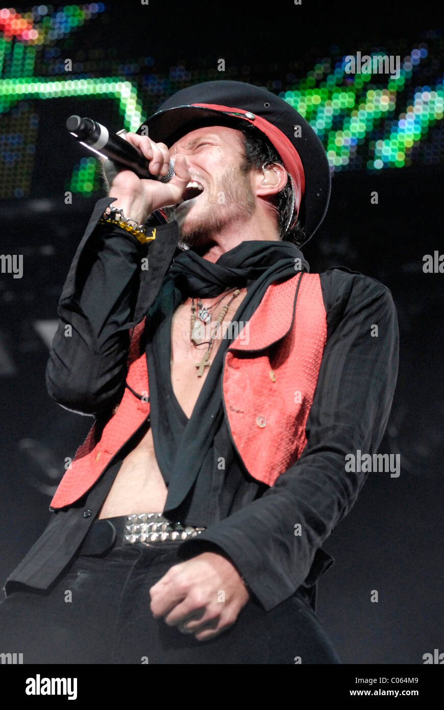 Scott Weiland of Velvet Revolver performing live at the KROQ LA ...