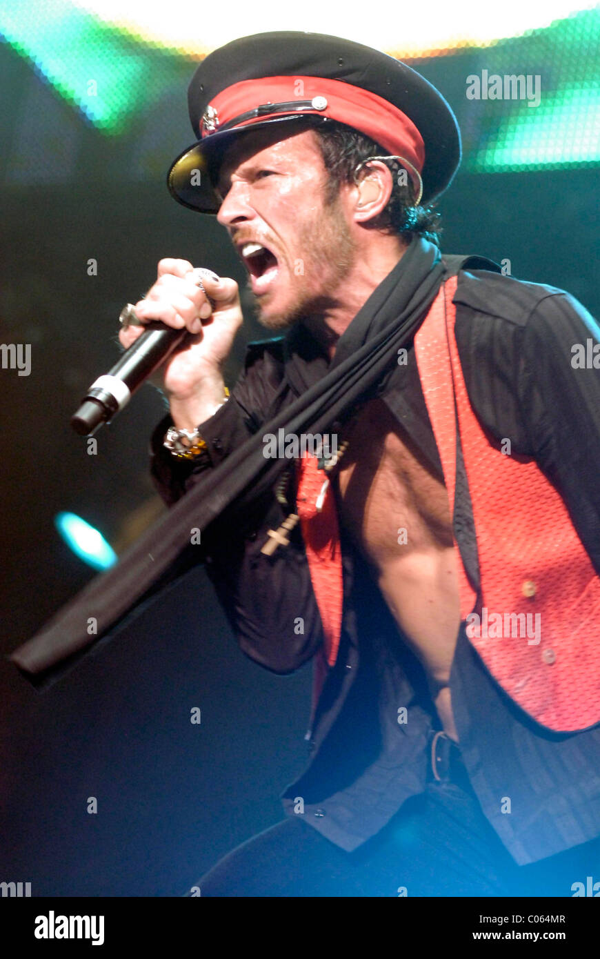 Scott Weiland of Velvet Revolver performing live at the KROQ LA ...