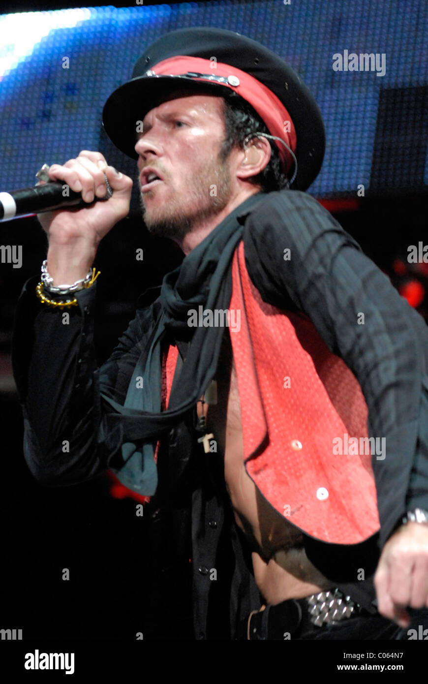 Scott Weiland of Velvet Revolver performing live at the KROQ LA ...
