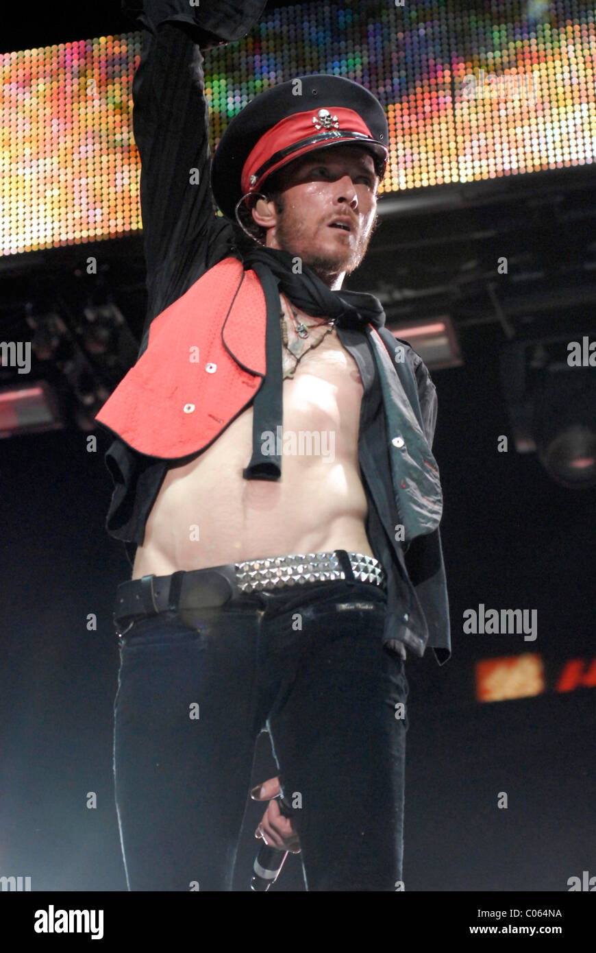 Scott Weiland of Velvet Revolver performing live at the KROQ LA ...