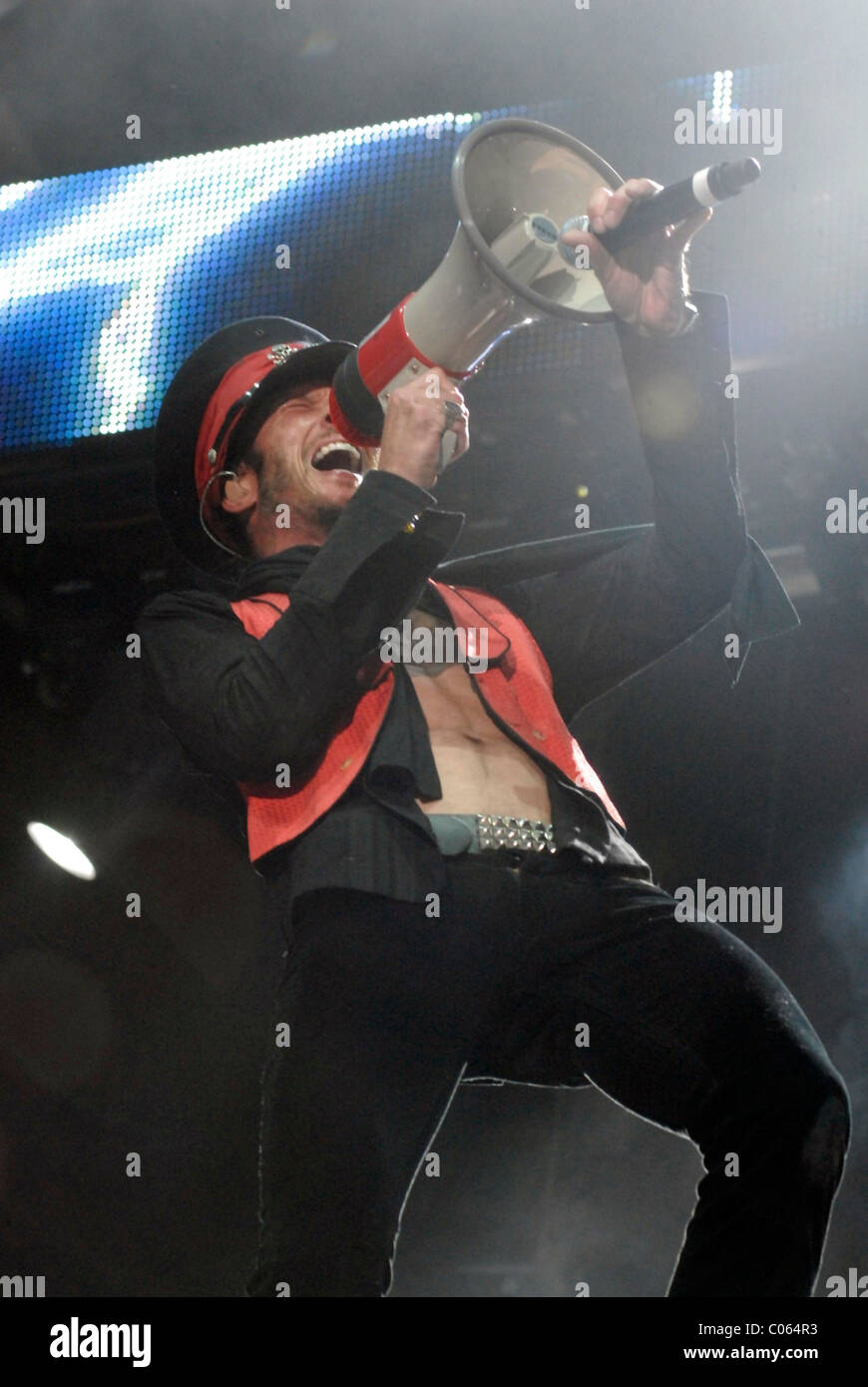 Scott Weiland of Velvet Revolver performing live at the KROQ LA ...