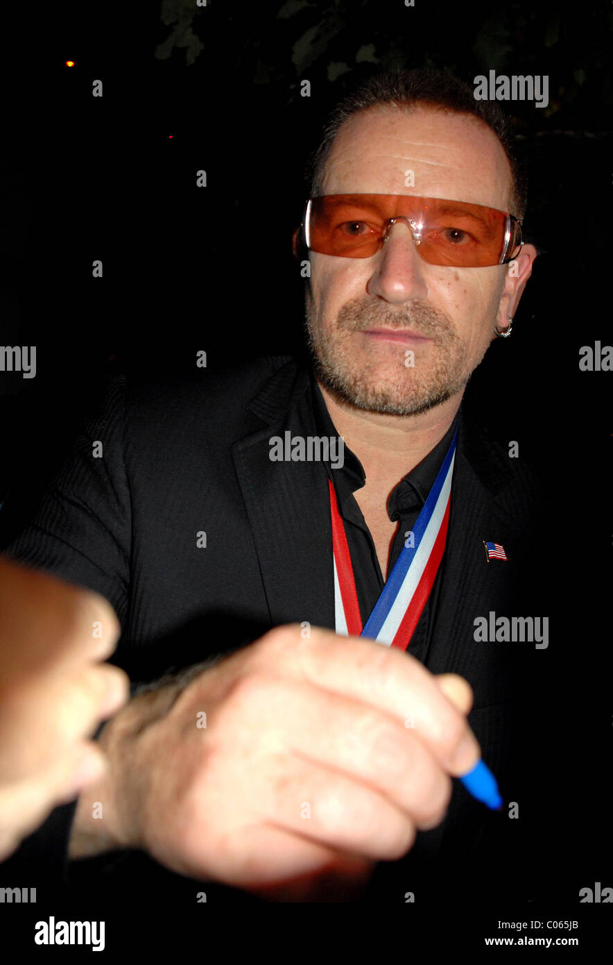 Bono signs autographs for fans as he leaves the Constitution Center ...