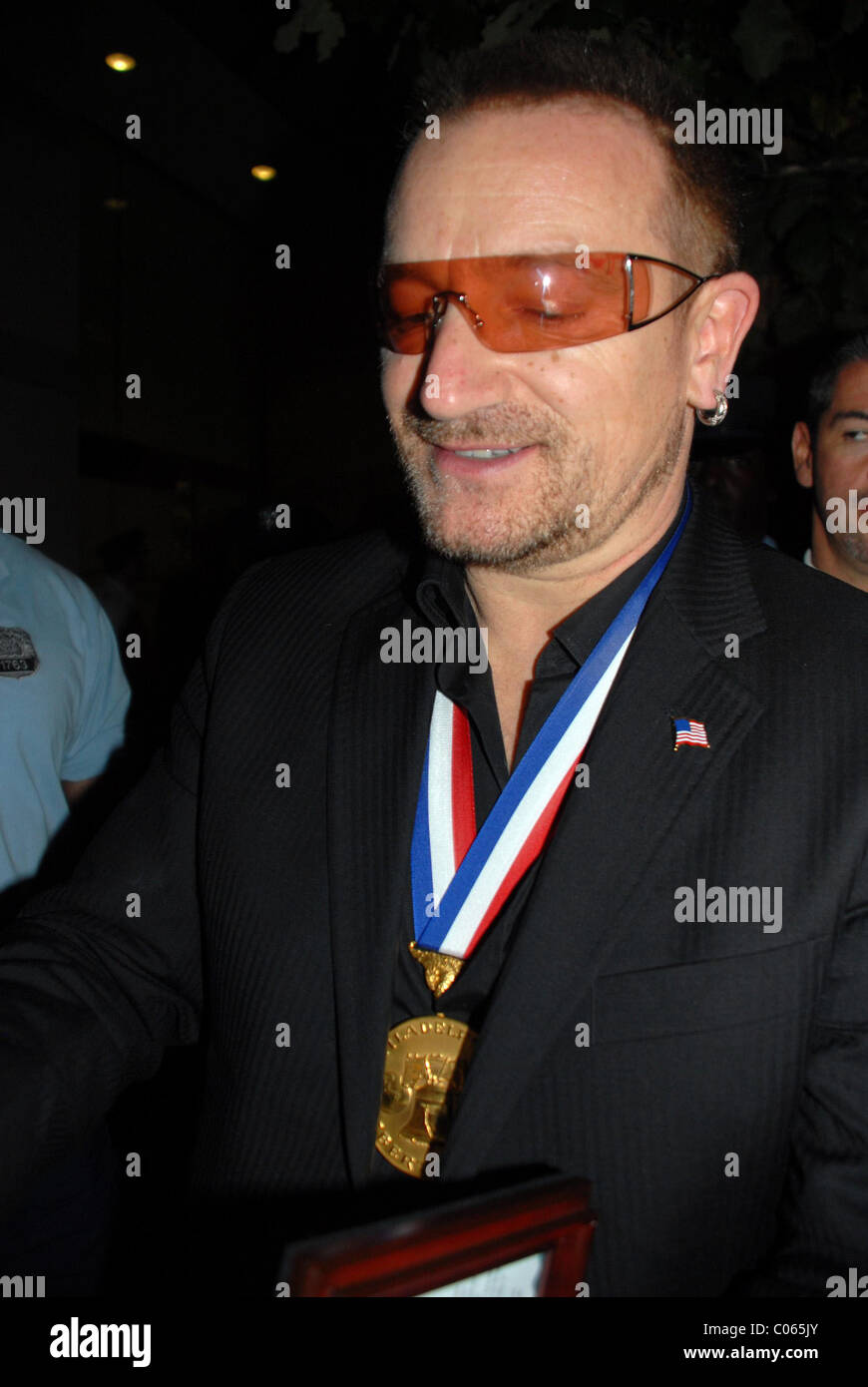 Bono signs autographs for fans as he leaves the Constitution Center ...
