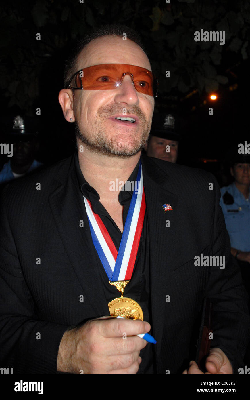 Bono signs autographs for fans as he leaves the Constitution Center ...