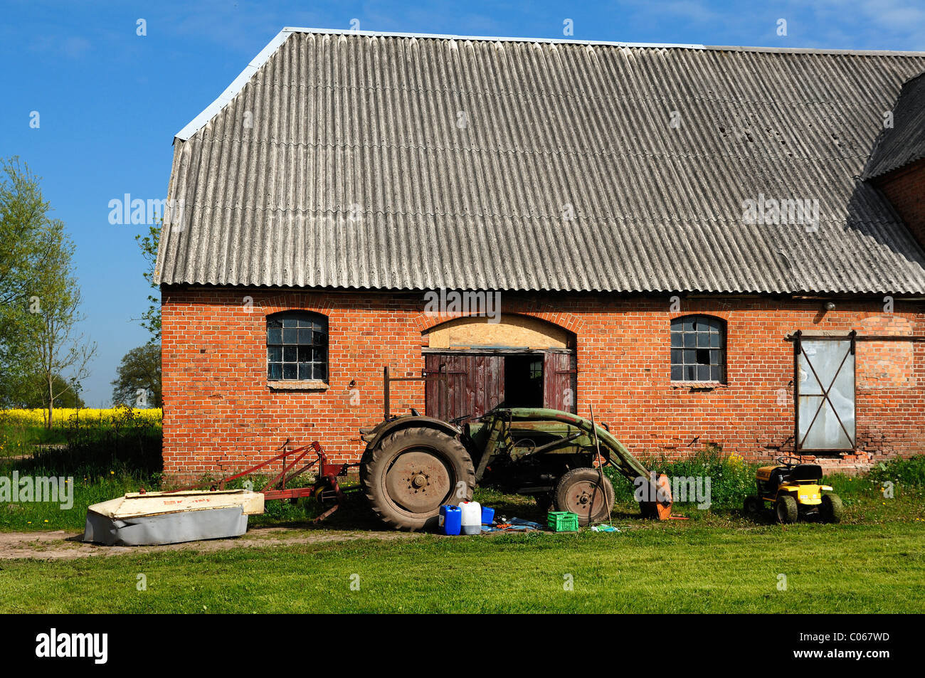 Old horse stable hi-res stock photography and images - Alamy