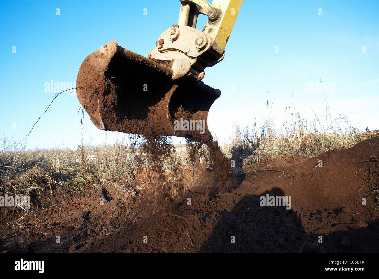 Bucket of a jcb moving earth Stock Photo - Alamy